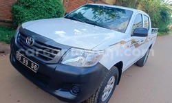 Buy used toyota hiluxe vigo white car in yaounde in central cameroon ...